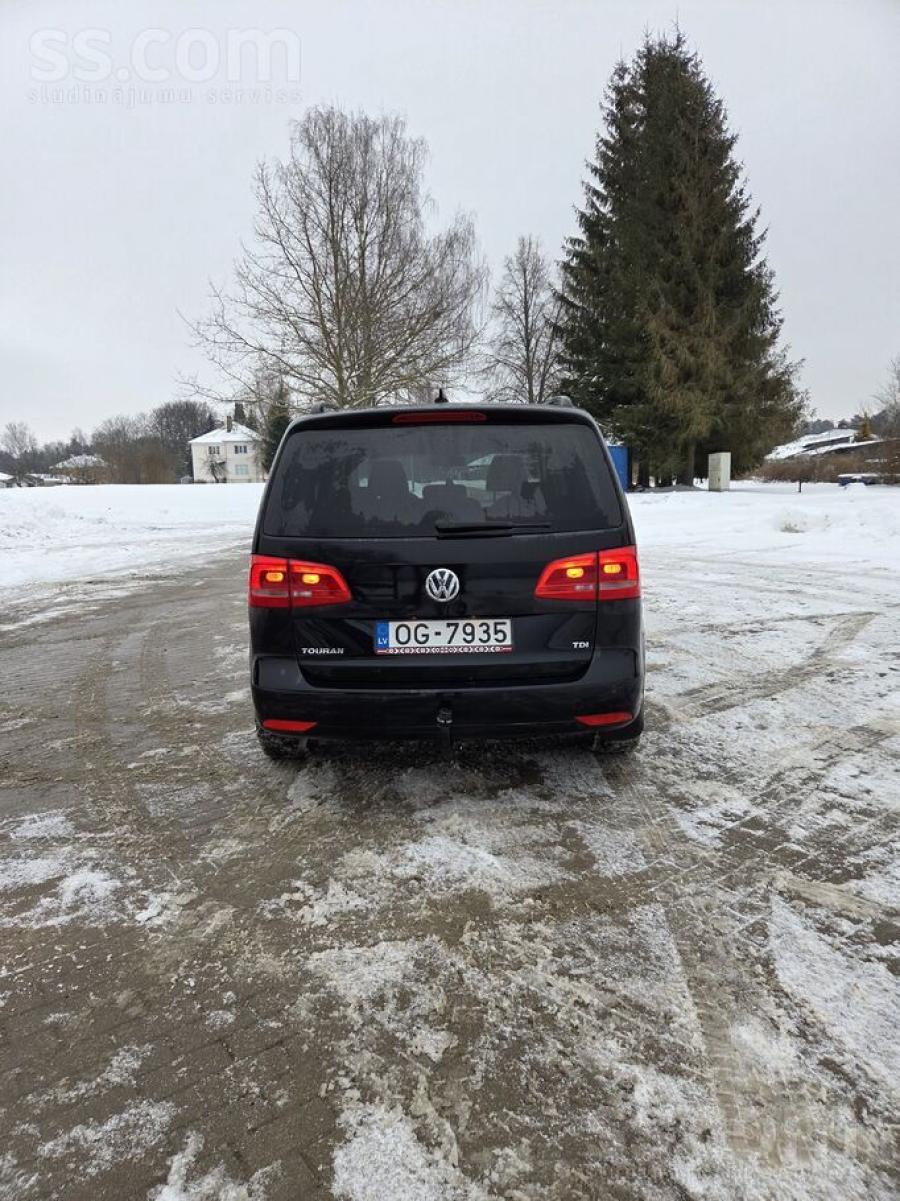 Black Volkswagen Touran 2011 in Ogre, with an engine capacity of 1.60 L and mileage of 209 thousand km for 5800 €, photo 6 on AUTOMOTO.COM.LV