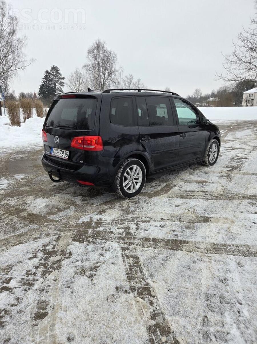 Black Volkswagen Touran 2011 in Ogre, with an engine capacity of 1.60 L and mileage of 209 thousand km for 5800 €, photo 7 on AUTOMOTO.COM.LV