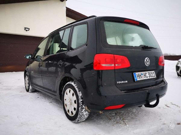 Black Volkswagen Touran 2011 in Klaipeda, with an engine capacity of 1.60 L and mileage of 244 thousand km for 4999 €, photo 7 on AUTOMOTO.COM.LV
