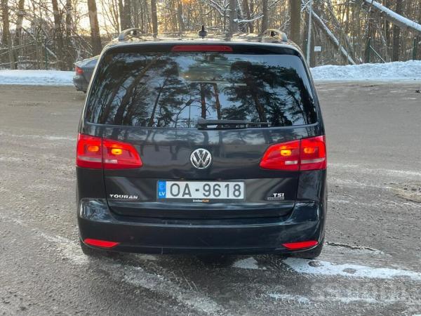 Melns Volkswagen Touran 2011 Rīga, ar dzinēja tilpumu 1.40 L un nobraukumu 0 tūkst. km par 6499 €, foto 4 vietnē AUTOMOTO.COM.LV