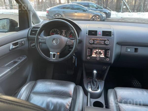 Melns Volkswagen Touran 2011 Rīga, ar dzinēja tilpumu 1.40 L un nobraukumu 0 tūkst. km par 6499 €, foto 10 vietnē AUTOMOTO.COM.LV