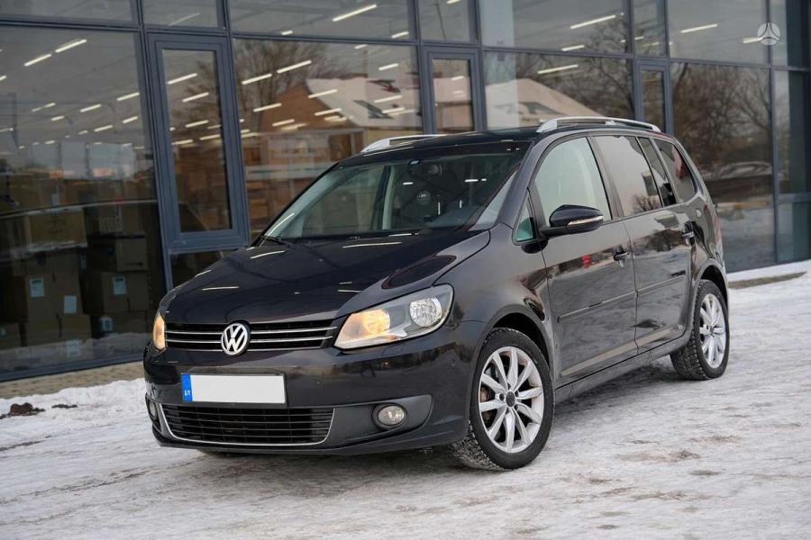 Black Volkswagen Touran 2011 in Klaipeda, with an engine capacity of 2.00 L and mileage of 300 thousand km for 4999 €, photo 1 on AUTOMOTO.COM.LV