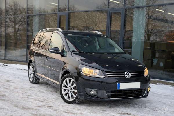Melns Volkswagen Touran 2011 Klaipėda, ar dzinēja tilpumu 2.00 L un nobraukumu 300 tūkst. km par 4999 €, foto 2 vietnē AUTOMOTO.COM.LV