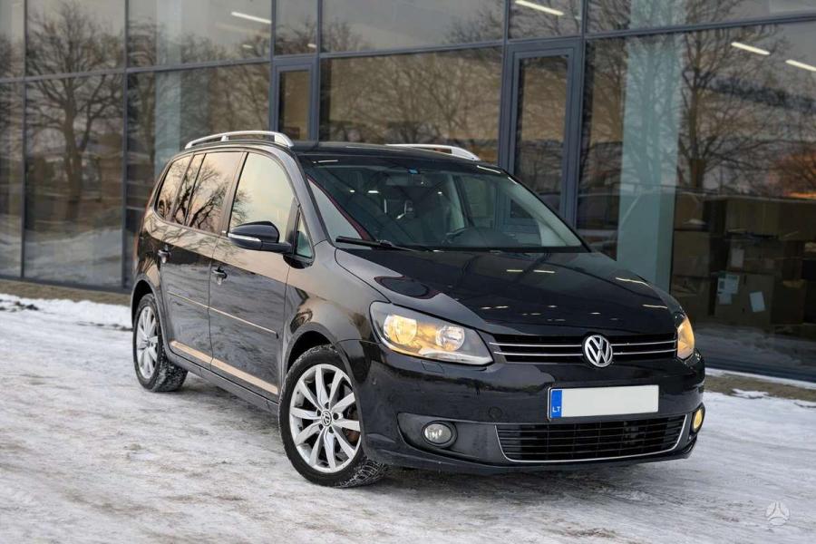Black Volkswagen Touran 2011 in Klaipeda, with an engine capacity of 2.00 L and mileage of 300 thousand km for 4999 €, photo 2 on AUTOMOTO.COM.LV