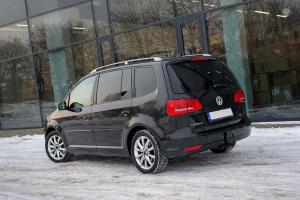 Black Volkswagen Touran 2011 in Klaipeda, with an engine capacity of 2.00 L and mileage of 300 thousand km for 4999 €, photo 3 on AUTOMOTO.COM.LV