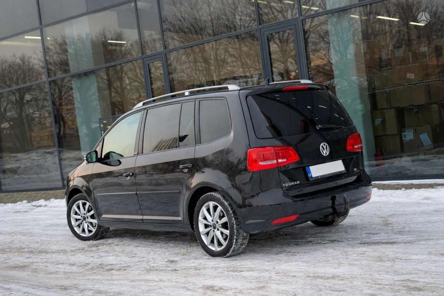 Black Volkswagen Touran 2011 in Klaipeda, with an engine capacity of 2.00 L and mileage of 300 thousand km for 4999 €, photo 3 on AUTOMOTO.COM.LV