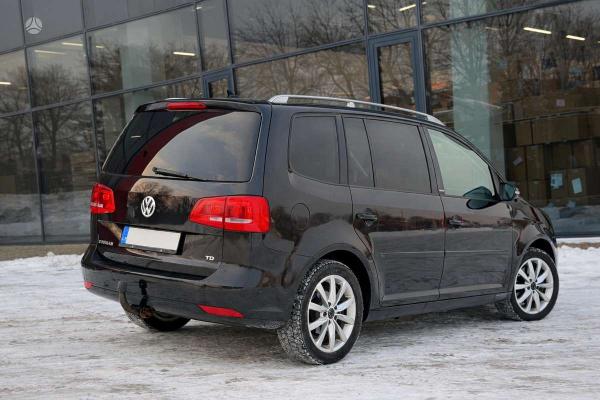Melns Volkswagen Touran 2011 Klaipėda, ar dzinēja tilpumu 2.00 L un nobraukumu 300 tūkst. km par 4999 €, foto 4 vietnē AUTOMOTO.COM.LV