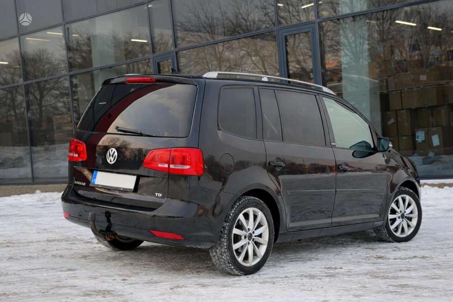 Black Volkswagen Touran 2011 in Klaipeda, with an engine capacity of 2.00 L and mileage of 300 thousand km for 4999 €, photo 4 on AUTOMOTO.COM.LV