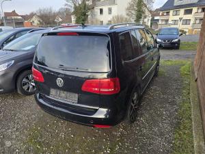 Black Volkswagen Touran 2011 in Marijampole, with an engine capacity of 1.97 L and mileage of 264 thousand km for 5700 €, photo 5 on AUTOMOTO.COM.LV