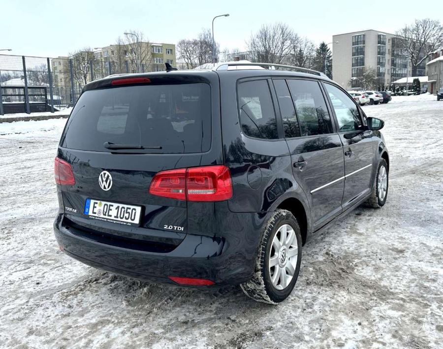 Melns Volkswagen Touran 2011 Telšiai, ar dzinēja tilpumu 2.00 L un nobraukumu 253 tūkst. km par 7000 €, foto 4 vietnē AUTOMOTO.COM.LV