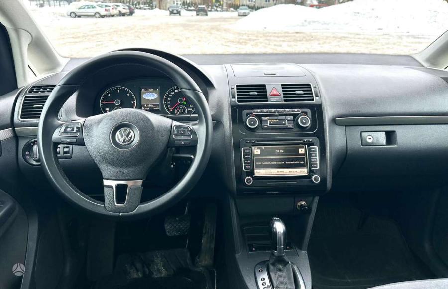 Melns Volkswagen Touran 2011 Telšiai, ar dzinēja tilpumu 2.00 L un nobraukumu 253 tūkst. km par 7000 €, foto 11 vietnē AUTOMOTO.COM.LV