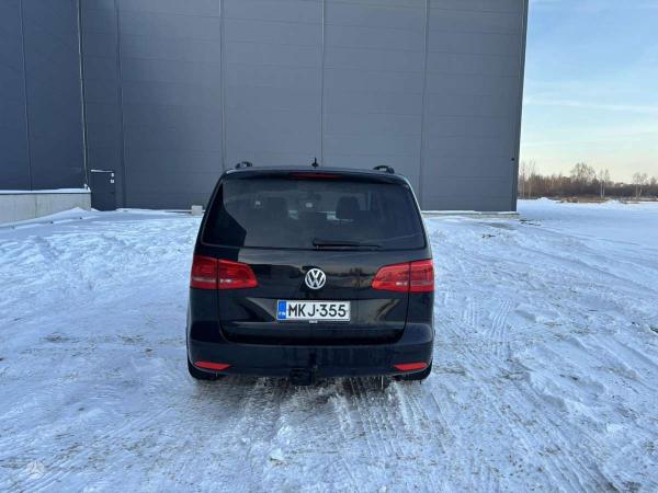 Black Volkswagen Touran 2011 in Siauliai, with an engine capacity of 1.39 L and mileage of 283 thousand km for 4800 €, photo 4 on AUTOMOTO.COM.LV