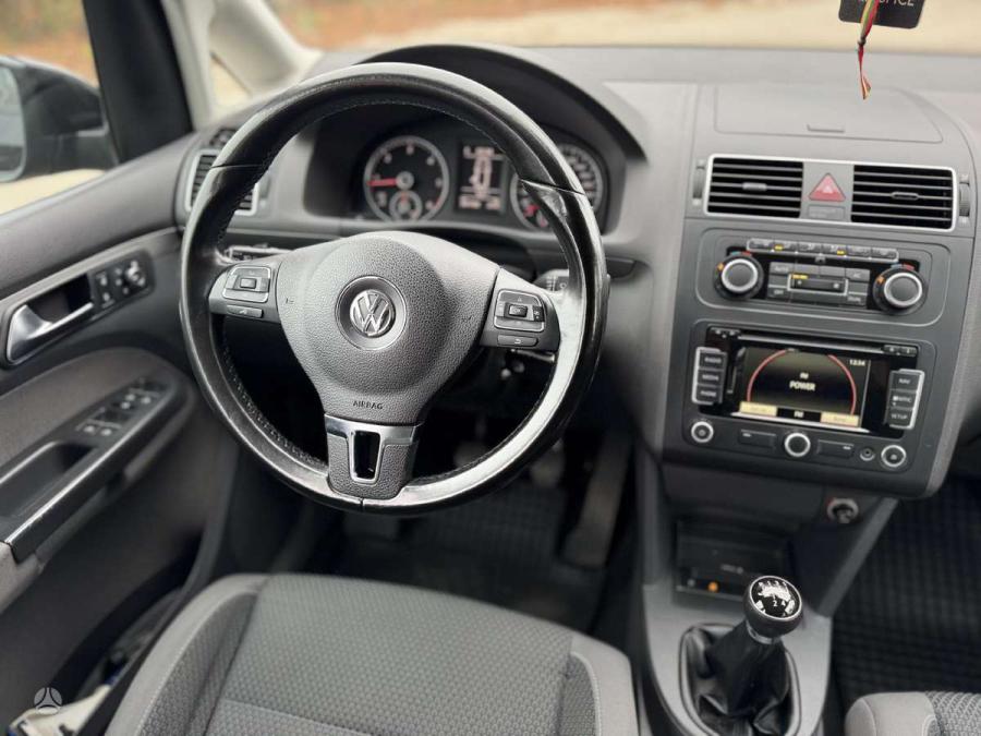 Melns Volkswagen Touran 2011 Viļņa, ar dzinēja tilpumu 1.60 L un nobraukumu 277 tūkst. km par 4500 €, foto 7 vietnē AUTOMOTO.COM.LV