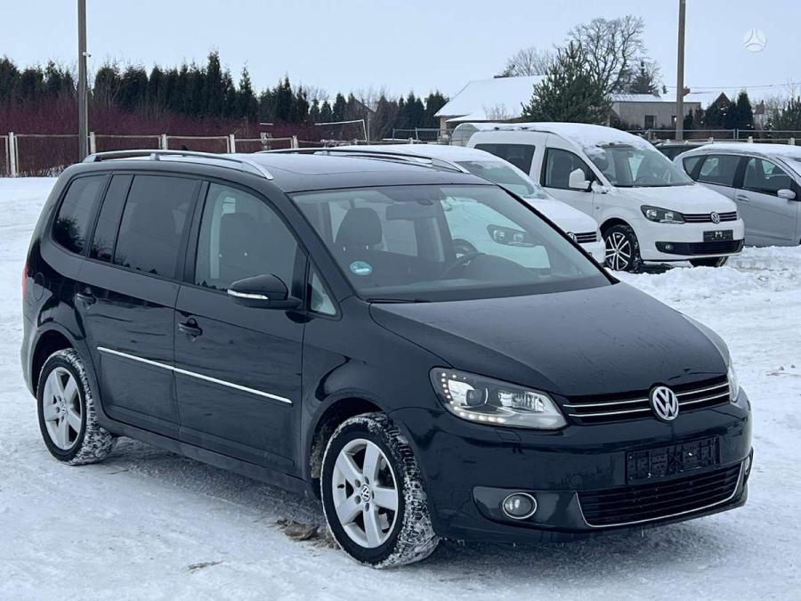 Black Volkswagen Touran 2011 in Kedainiai, with an engine capacity of 1.97 L and mileage of 255 thousand km for 6499 €, photo 2 on AUTOMOTO.COM.LV