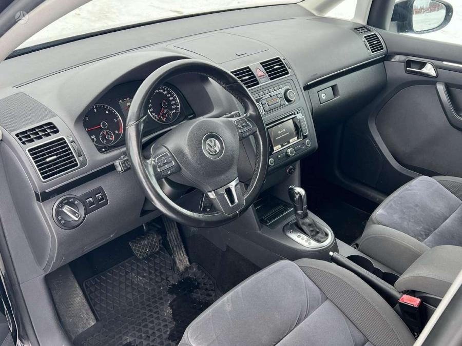 Black Volkswagen Touran 2011 in Kedainiai, with an engine capacity of 1.97 L and mileage of 255 thousand km for 6499 €, photo 17 on AUTOMOTO.COM.LV