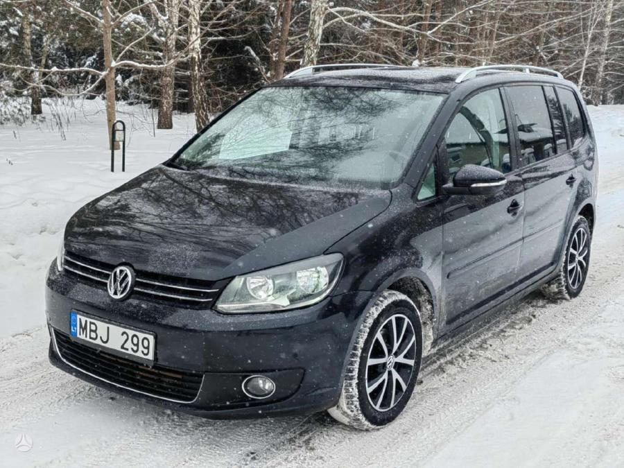 Black Volkswagen Touran 2011 in Vilnius, with an engine capacity of 1.60 L and mileage of 278 thousand km for 4350 €, photo 1 on AUTOMOTO.COM.LV