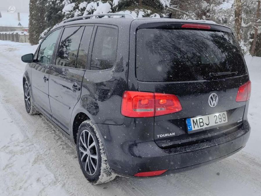 Black Volkswagen Touran 2011 in Vilnius, with an engine capacity of 1.60 L and mileage of 278 thousand km for 4350 €, photo 2 on AUTOMOTO.COM.LV