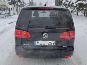 Black Volkswagen Touran 2011 in Vilnius, with an engine capacity of 1.60 L and mileage of 278 thousand km for 4350 €, photo 6 on AUTOMOTO.COM.LV