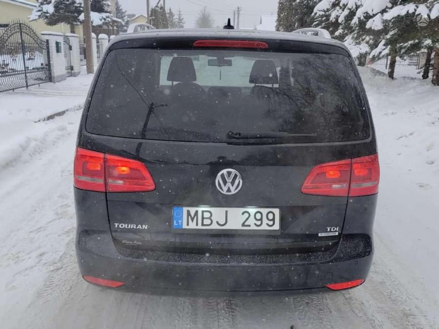 Black Volkswagen Touran 2011 in Vilnius, with an engine capacity of 1.60 L and mileage of 278 thousand km for 4350 €, photo 6 on AUTOMOTO.COM.LV