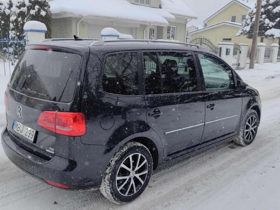Black Volkswagen Touran 2011 in Vilnius, with an engine capacity of 1.60 L and mileage of 278 thousand km for 4350 €, photo 8 on AUTOMOTO.COM.LV