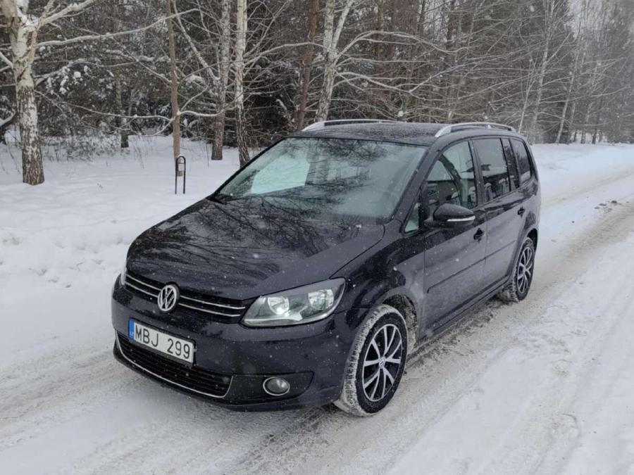 Black Volkswagen Touran 2011 in Vilnius, with an engine capacity of 1.60 L and mileage of 278 thousand km for 4350 €, photo 9 on AUTOMOTO.COM.LV