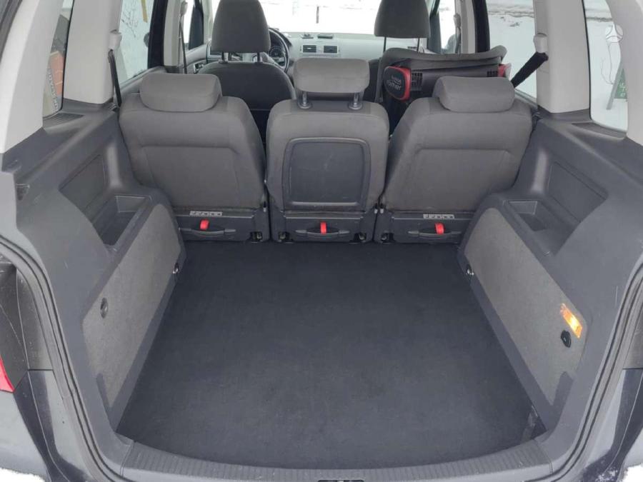 Black Volkswagen Touran 2011 in Vilnius, with an engine capacity of 1.60 L and mileage of 278 thousand km for 4350 €, photo 15 on AUTOMOTO.COM.LV