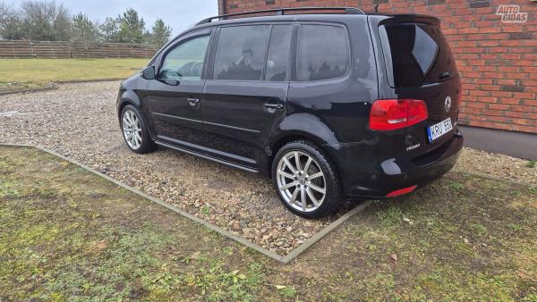 Black Volkswagen Touran 2011 in Vilnius, with an engine capacity of 2.00 L and mileage of 423 thousand km for 6100 €, photo 3 on AUTOMOTO.COM.LV