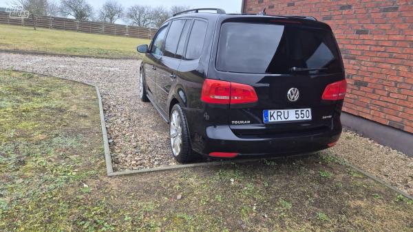 Black Volkswagen Touran 2011 in Vilnius, with an engine capacity of 2.00 L and mileage of 423 thousand km for 6100 €, photo 4 on AUTOMOTO.COM.LV