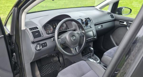 Melns Volkswagen Touran 2011 Anykščiai, ar dzinēja tilpumu 1.60 L un nobraukumu 225 tūkst. km par 6150 €, foto 9 vietnē AUTOMOTO.COM.LV