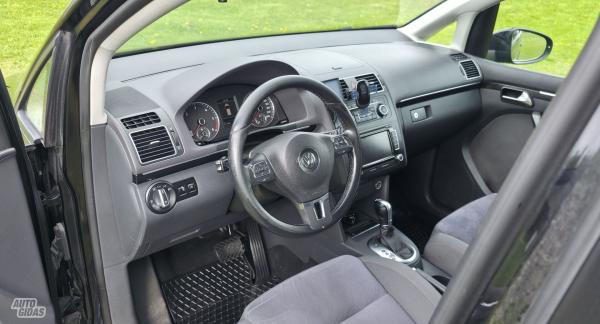 Melns Volkswagen Touran 2011 Anykščiai, ar dzinēja tilpumu 1.60 L un nobraukumu 225 tūkst. km par 6150 €, foto 10 vietnē AUTOMOTO.COM.LV