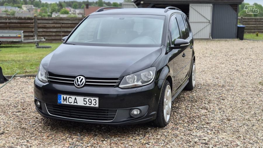 Black Volkswagen Touran 2011 in Vilnius, with an engine capacity of 2.00 L and mileage of 423 thousand km for 5500 €, photo 3 on AUTOMOTO.COM.LV
