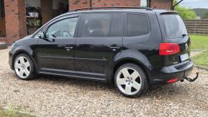 Black Volkswagen Touran 2011 in Vilnius, with an engine capacity of 2.00 L and mileage of 423 thousand km for 5500 €, photo 6 on AUTOMOTO.COM.LV
