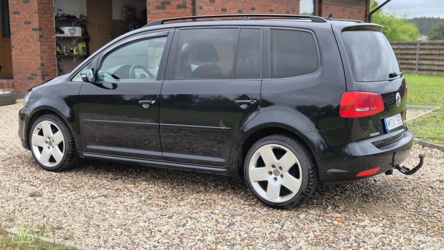 Black Volkswagen Touran 2011 in Vilnius, with an engine capacity of 2.00 L and mileage of 423 thousand km for 5500 €, photo 6 on AUTOMOTO.COM.LV