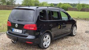 Black Volkswagen Touran 2011 in Vilnius, with an engine capacity of 2.00 L and mileage of 423 thousand km for 5500 €, photo 7 on AUTOMOTO.COM.LV