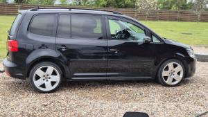 Black Volkswagen Touran 2011 in Vilnius, with an engine capacity of 2.00 L and mileage of 423 thousand km for 5500 €, photo 8 on AUTOMOTO.COM.LV