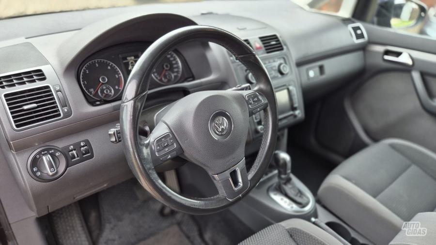 Black Volkswagen Touran 2011 in Vilnius, with an engine capacity of 2.00 L and mileage of 423 thousand km for 5500 €, photo 9 on AUTOMOTO.COM.LV