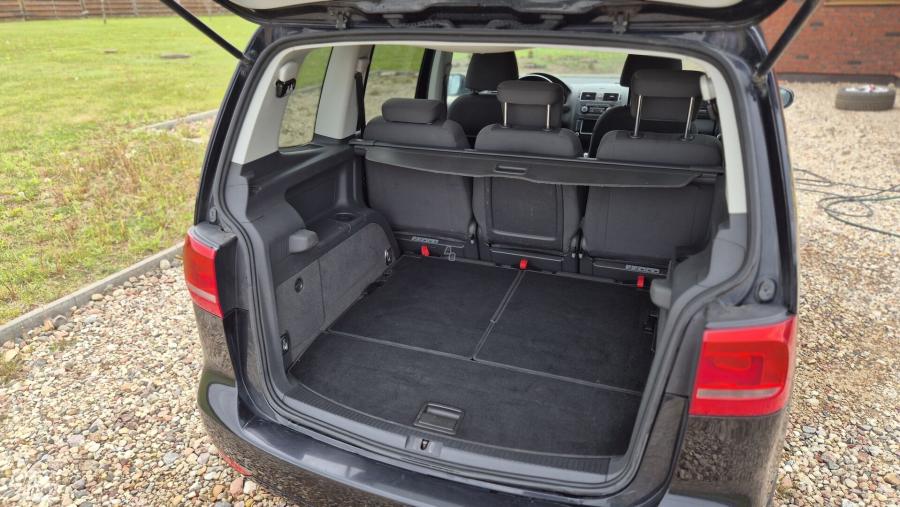 Black Volkswagen Touran 2011 in Vilnius, with an engine capacity of 2.00 L and mileage of 423 thousand km for 5500 €, photo 12 on AUTOMOTO.COM.LV