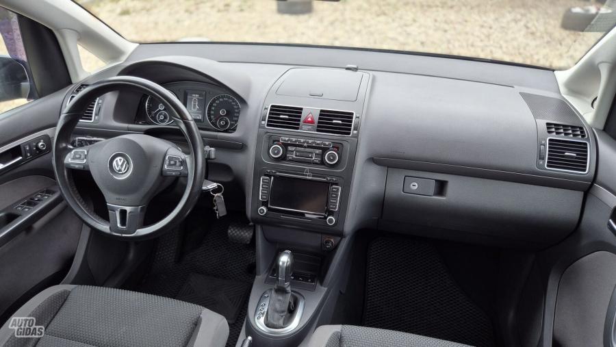 Black Volkswagen Touran 2011 in Vilnius, with an engine capacity of 2.00 L and mileage of 423 thousand km for 5500 €, photo 13 on AUTOMOTO.COM.LV