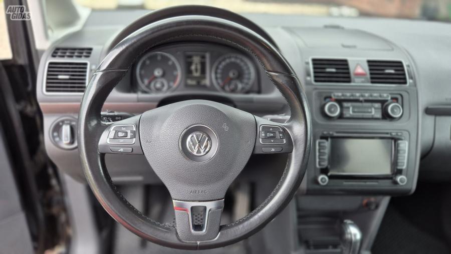 Black Volkswagen Touran 2011 in Vilnius, with an engine capacity of 2.00 L and mileage of 423 thousand km for 5500 €, photo 15 on AUTOMOTO.COM.LV