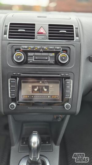 Black Volkswagen Touran 2011 in Vilnius, with an engine capacity of 2.00 L and mileage of 423 thousand km for 5500 €, photo 18 on AUTOMOTO.COM.LV