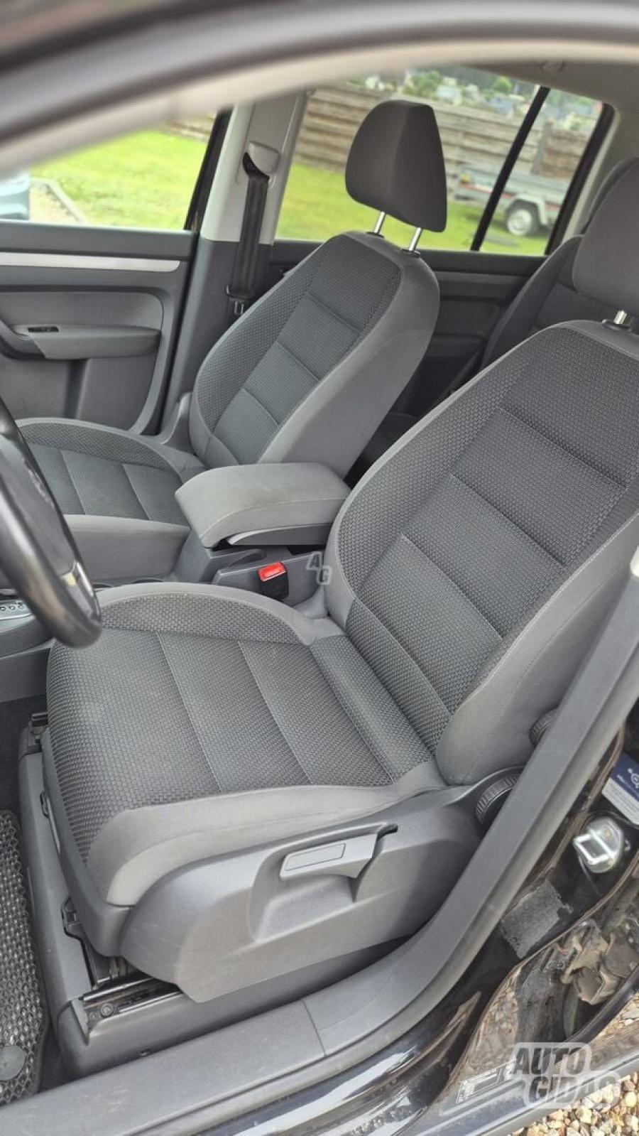 Black Volkswagen Touran 2011 in Vilnius, with an engine capacity of 2.00 L and mileage of 423 thousand km for 5500 €, photo 20 on AUTOMOTO.COM.LV