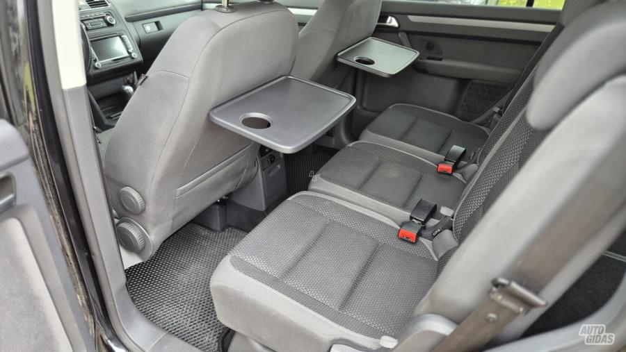 Black Volkswagen Touran 2011 in Vilnius, with an engine capacity of 2.00 L and mileage of 423 thousand km for 5500 €, photo 21 on AUTOMOTO.COM.LV