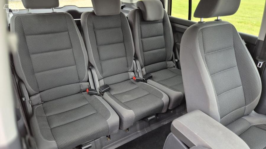 Black Volkswagen Touran 2011 in Vilnius, with an engine capacity of 2.00 L and mileage of 423 thousand km for 5500 €, photo 22 on AUTOMOTO.COM.LV