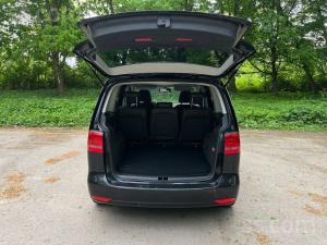 Melns Volkswagen Touran 2011 Rīga, ar dzinēja tilpumu 1.40 L un nobraukumu 0 tūkst. km par 4799 €, foto 24 vietnē AUTOMOTO.COM.LV