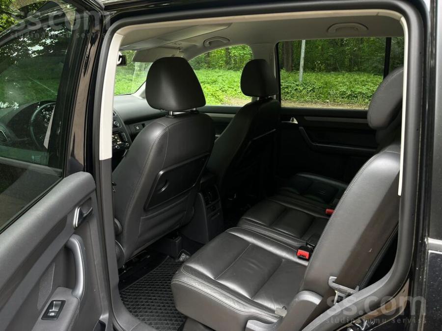 Melns Volkswagen Touran 2011 Rīga, ar dzinēja tilpumu 1.40 L un nobraukumu 0 tūkst. km par 4799 €, foto 25 vietnē AUTOMOTO.COM.LV
