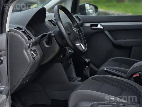 Melns Volkswagen Touran 2011 Liepāja, ar dzinēja tilpumu 1.20 L un nobraukumu 213 tūkst. km par 4750 €, foto 10 vietnē AUTOMOTO.COM.LV