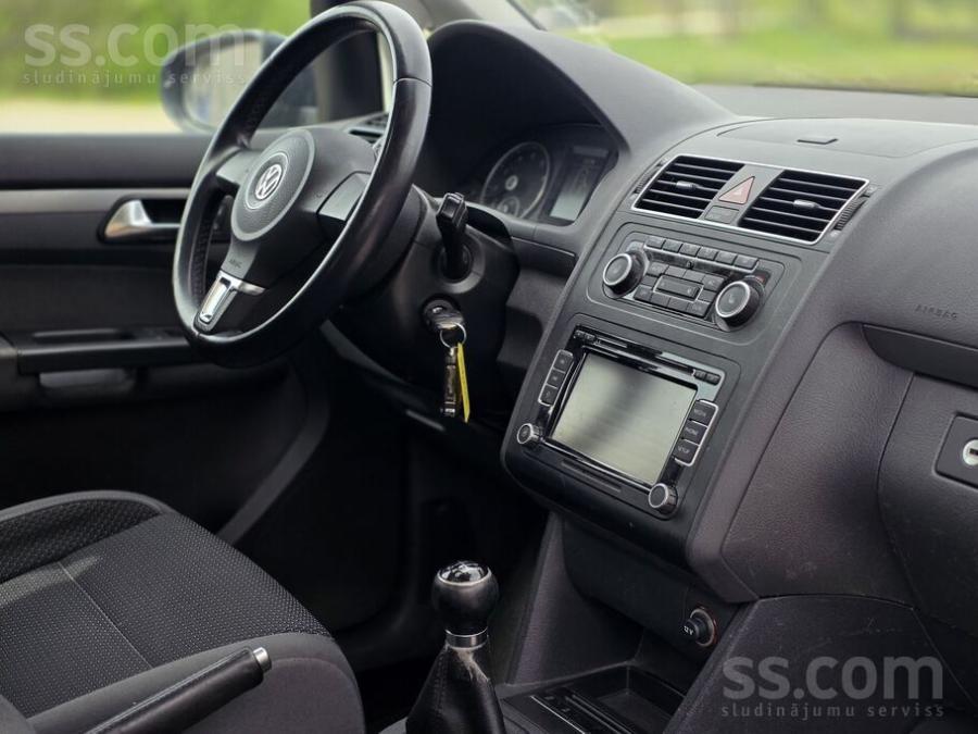 Black Volkswagen Touran 2011 in Liepaja, with an engine capacity of 1.20 L and mileage of 213 thousand km for 4750 €, photo 15 on AUTOMOTO.COM.LV