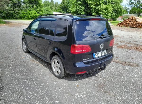 Black Volkswagen Touran 2011 in Valmiera, with an engine capacity of 2.00 L and mileage of 467 thousand km for 2800 €, photo 4 on AUTOMOTO.COM.LV