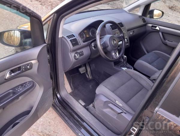 Black Volkswagen Touran 2011 in Valmiera, with an engine capacity of 2.00 L and mileage of 467 thousand km for 2800 €, photo 6 on AUTOMOTO.COM.LV