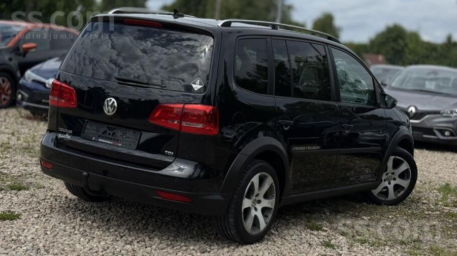 Melns Volkswagen Touran 2011 Rīga, ar dzinēja tilpumu 1.60 L un nobraukumu 242 tūkst. km par 7490 €, foto 4 vietnē AUTOMOTO.COM.LV
